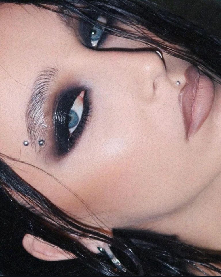 9 Dark Feminine Makeup Looks To Embody The Siren