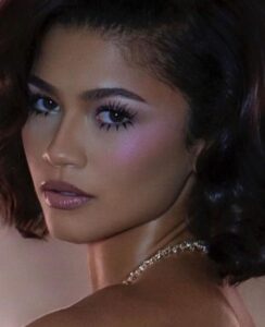 9 Dark Feminine Makeup Looks To Embody The Siren