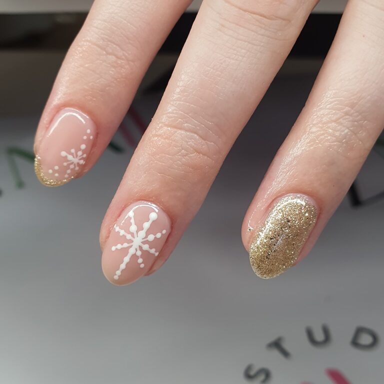 40 Christmas Nails Designs You will Love To Flaunt