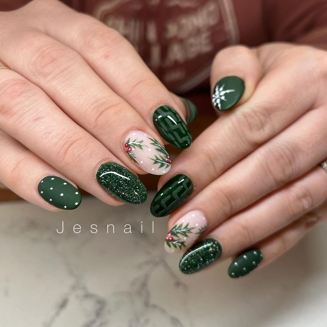 40 Christmas Nails Designs You will Love To Flaunt