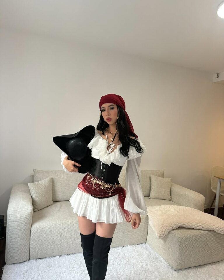 38 Easy Halloween Costumes That Scream Main Character Energy